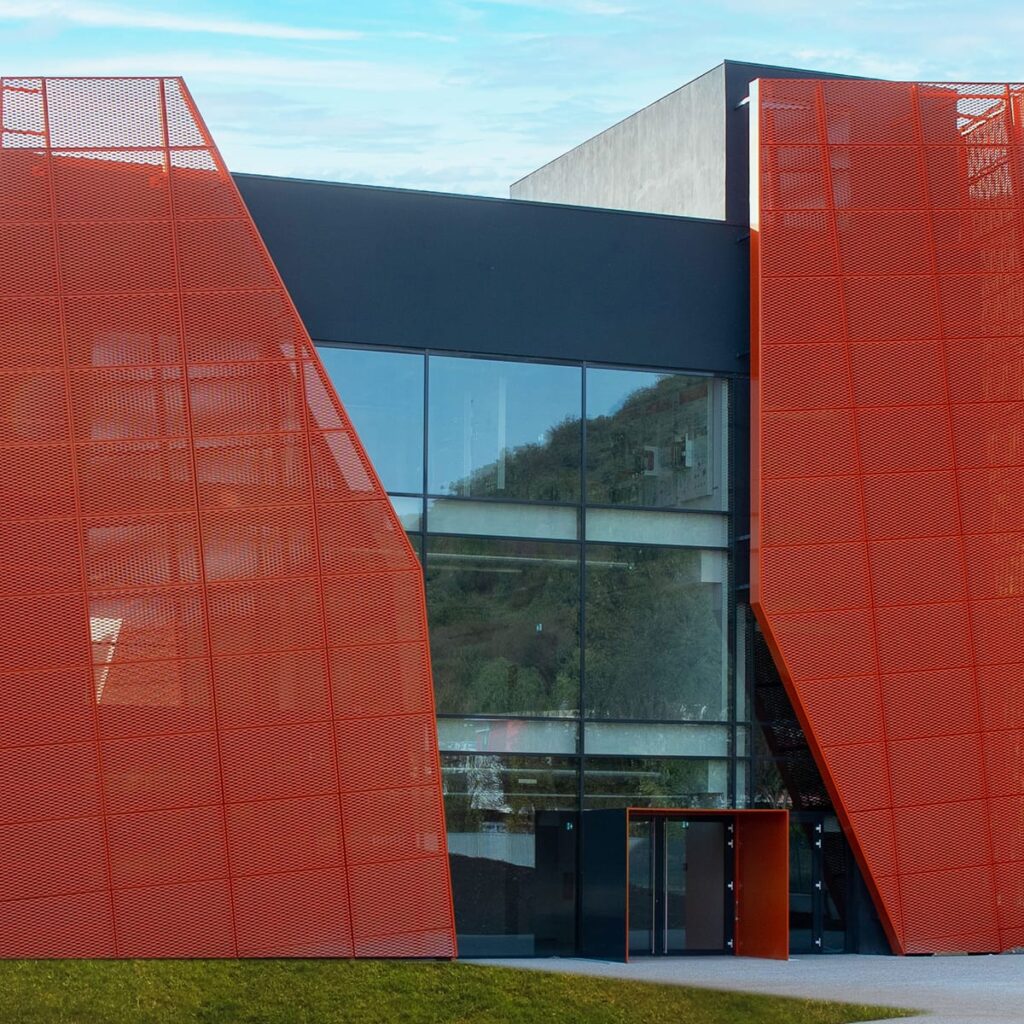 Facades and architectural cladding in espanded metal meshes| ItalMesh